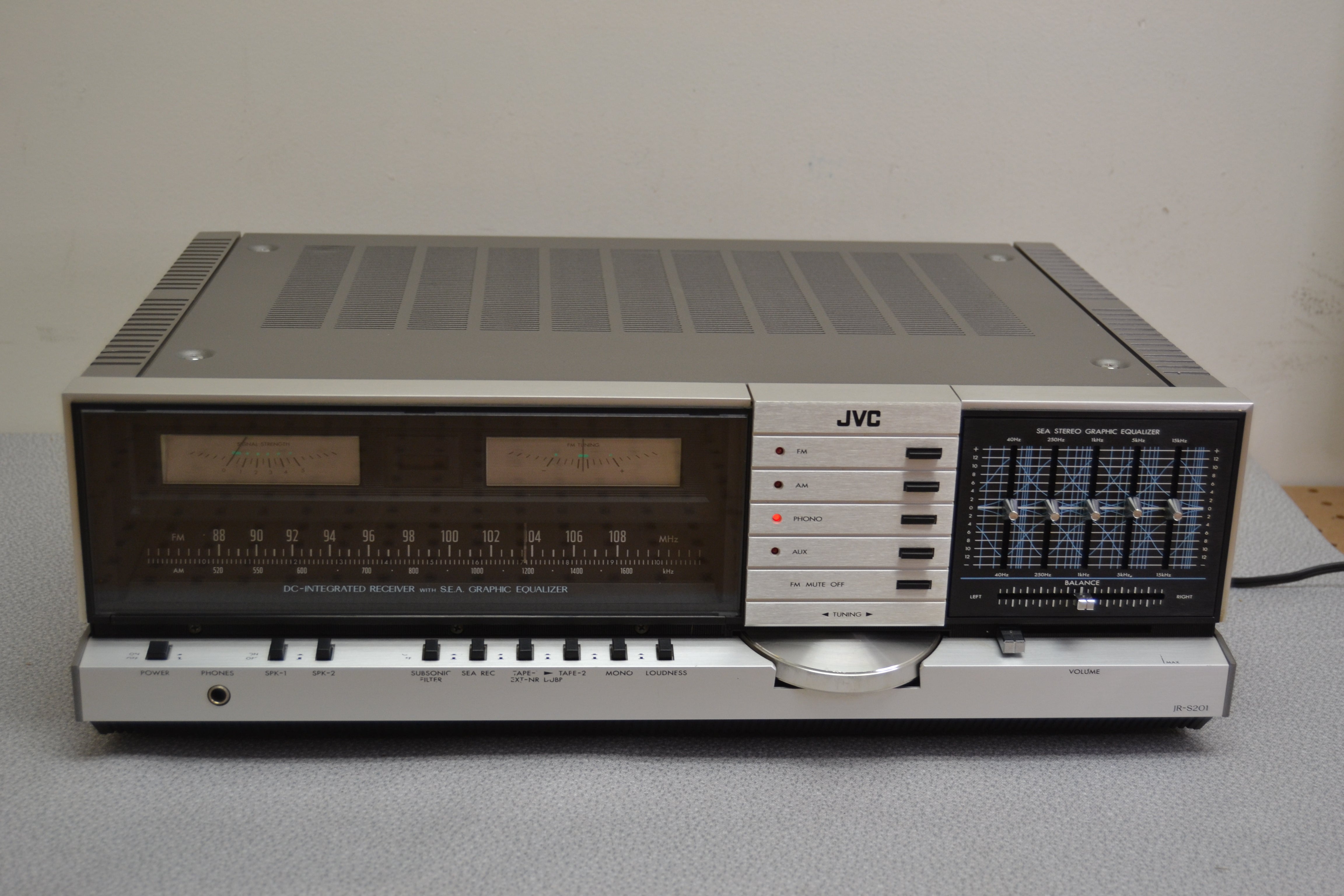 JVC JR-S201 DC Integrated Stereo Receiver (1978) * 35W RMS * – The ...