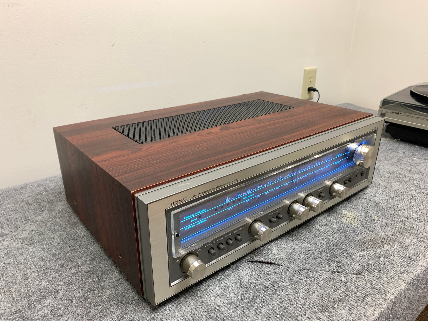 Luxman R-3030 Stereo receiver – The Turntable Store