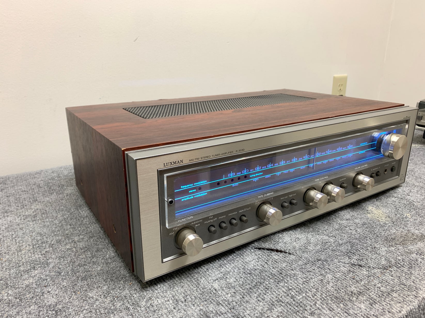 Luxman R-3030 Stereo receiver – The Turntable Store